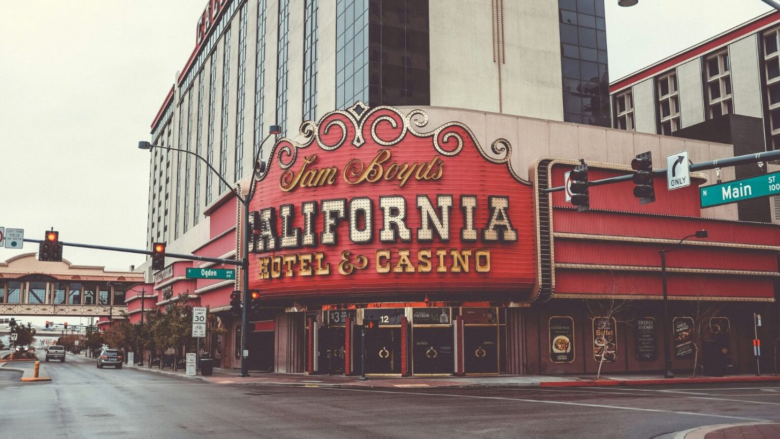 Retro Casino Room Ideas: Turn Your Space into a 1950s High Roller ...