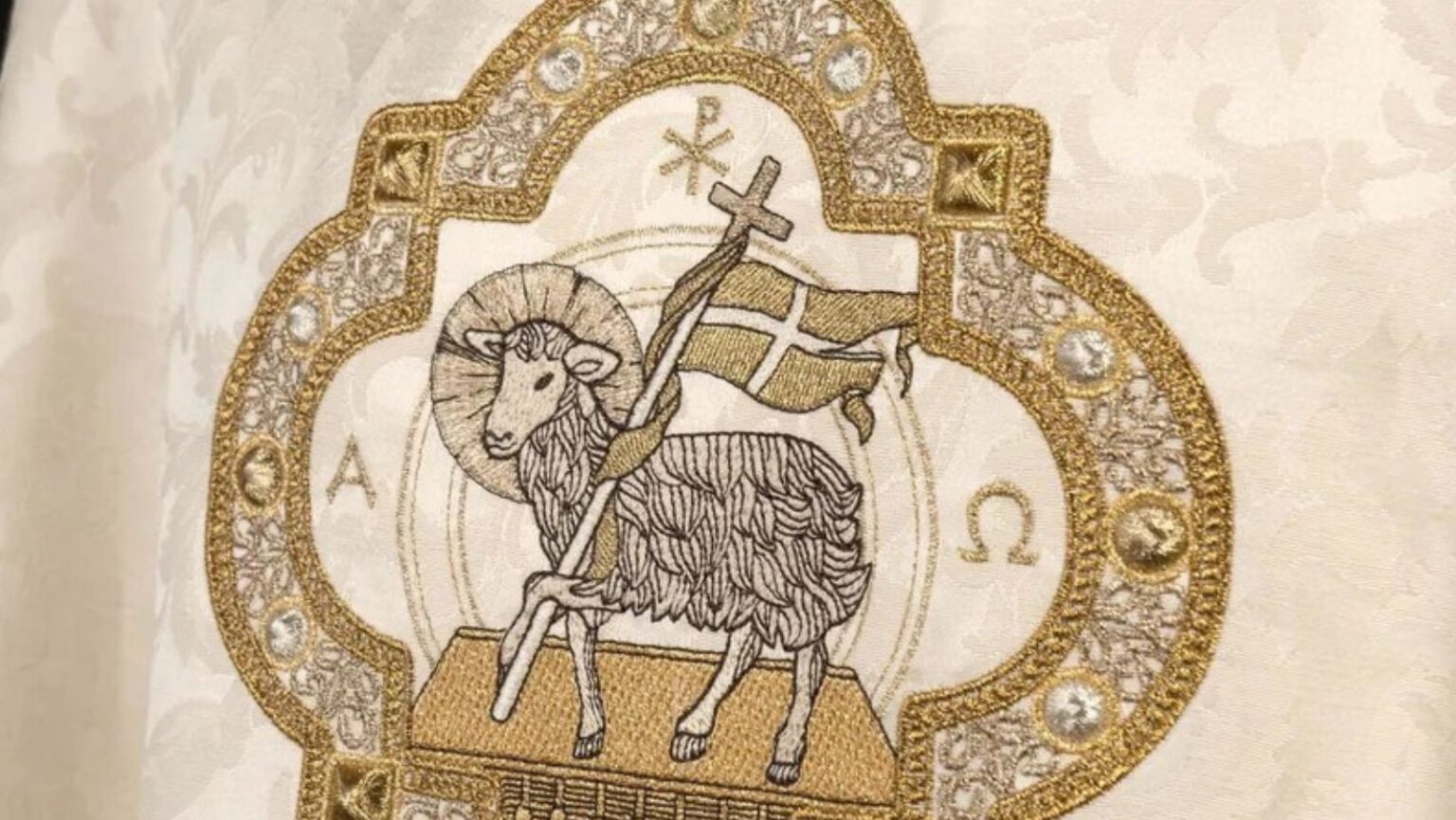 The Significance of Altar Cloths in Liturgy: An Expression of Reverence ...