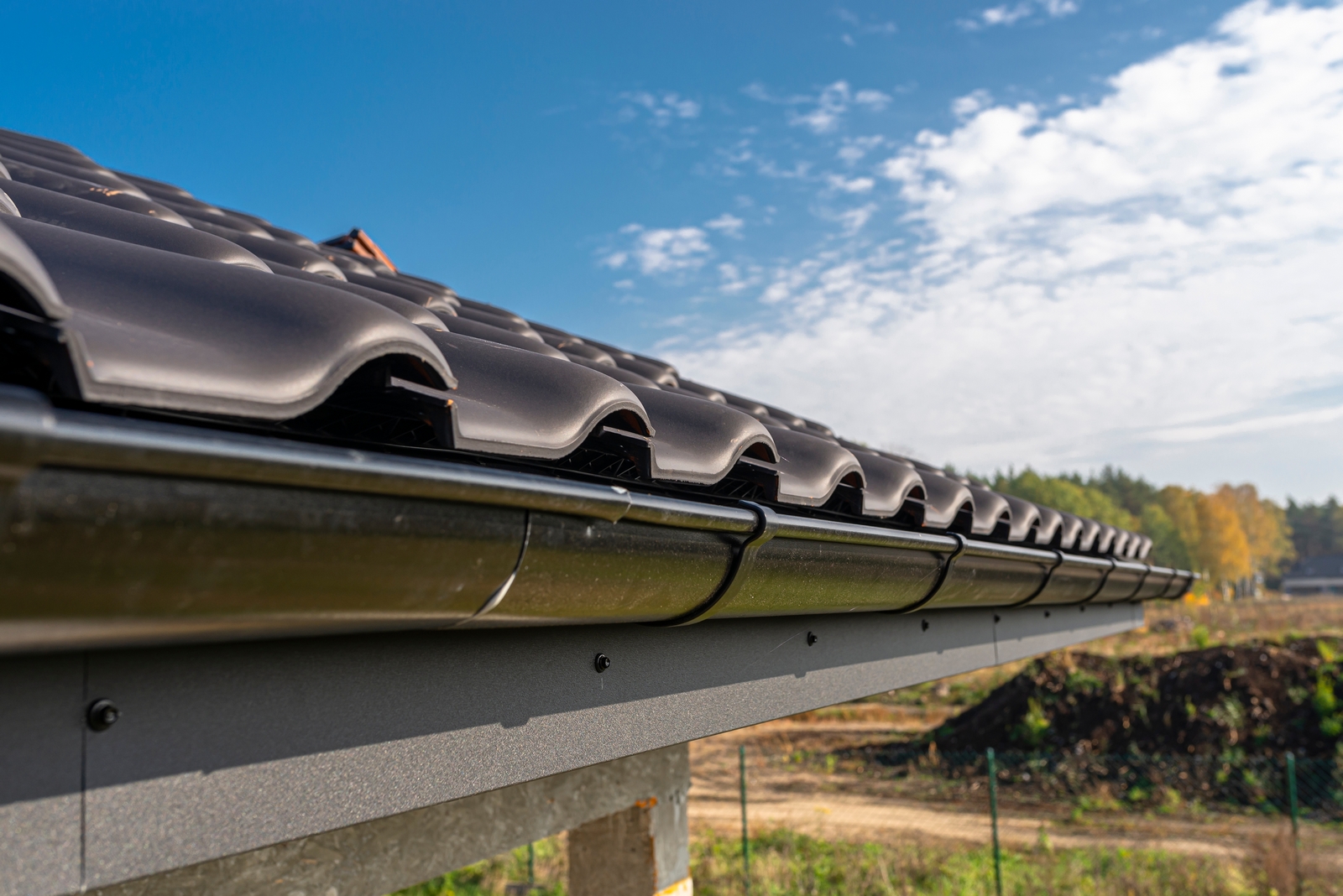 Don't Let Clogged Gutters Destroy Your Home's Foundation - Decoratoradvice